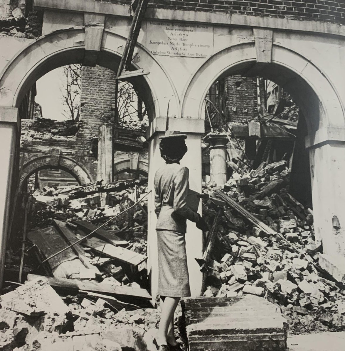 Cecil Beaton - Fashion is Indestructable, Print in Colors - FineArt Vendor